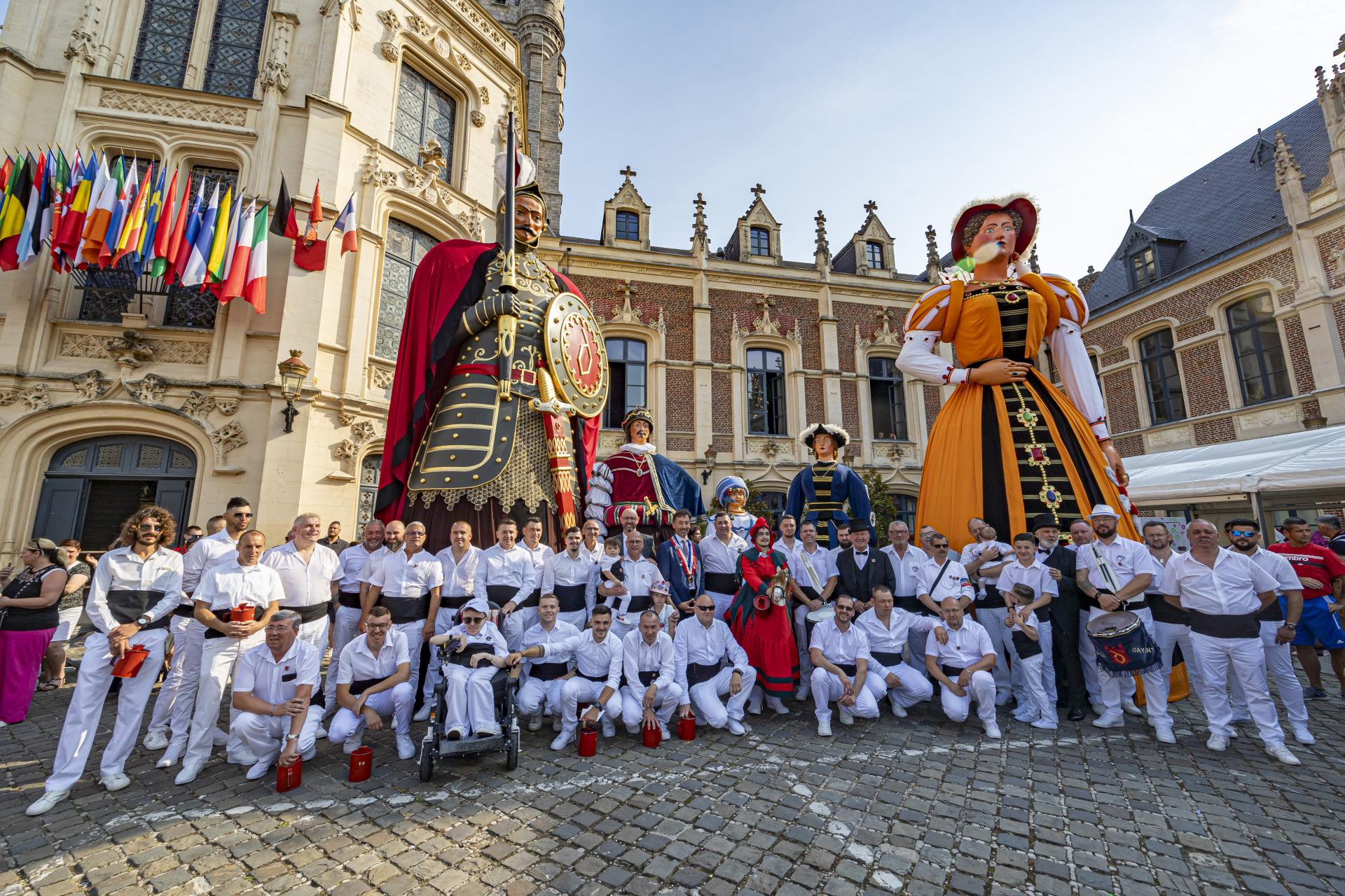 La corporation des porteurs et des quêteurs de la Famille Gayant, dit ...